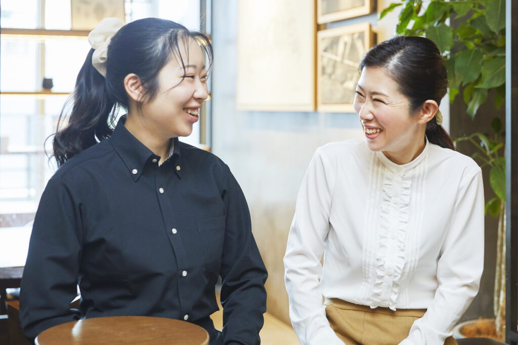 お互いに刺激しあい成長できる環境。スターバックスで働く親子の お互いに刺激しあい成長できる環境。スターバックスで働く親子の